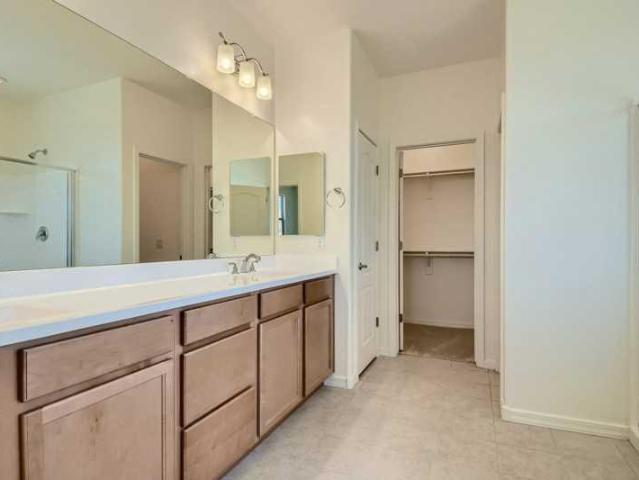 Stunning 4 bedroom home with spacious kitchen in Maricopa