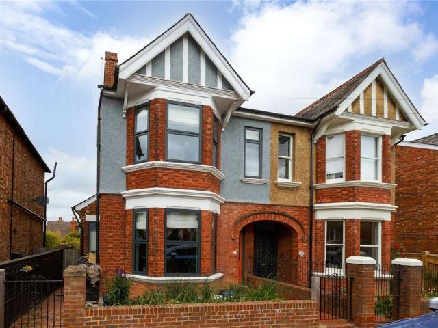 Stunning 4 bedroom semi detached property with separate out building, located near the centre of Tunbridge Wells