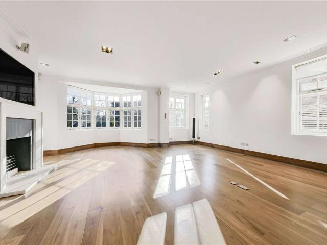 Stunning 5 bedroom house which perfectly blends character and contemporary living