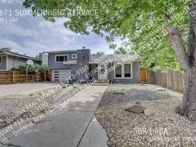 Stunning 5 Bedroom Home Between The Powers & Academy Corridors.