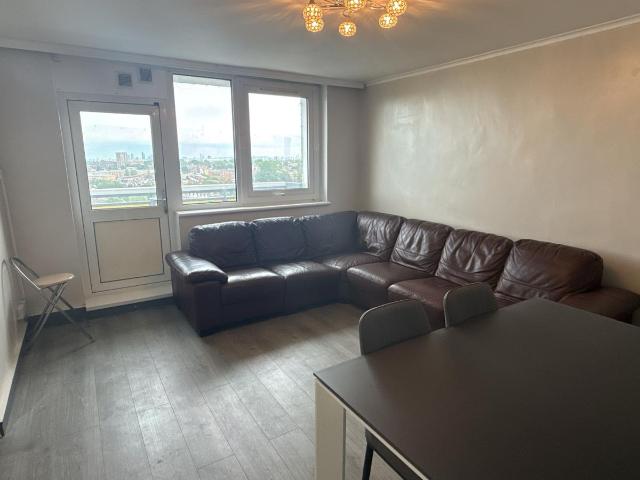 Stunning 16th Floor Apartment with Private Balcony, Lift Access & Panoramic London Views