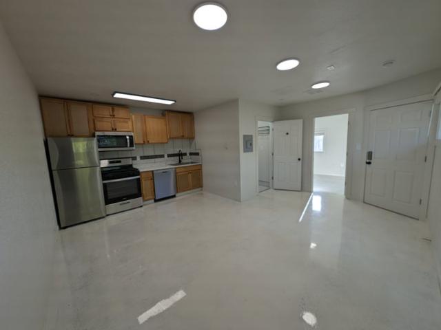 Stunning 1 Bed 1 Bath Newly updated unit in Larami