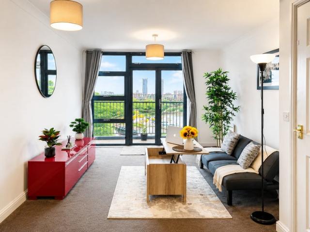 Stunning 1 Bed Apartment with Private Balcony