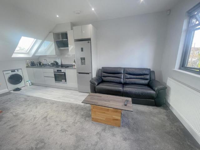 Stunning 1 bedroom flat in Fairmead. 1 bed flat to rent £1,450 pcm £335 pw
