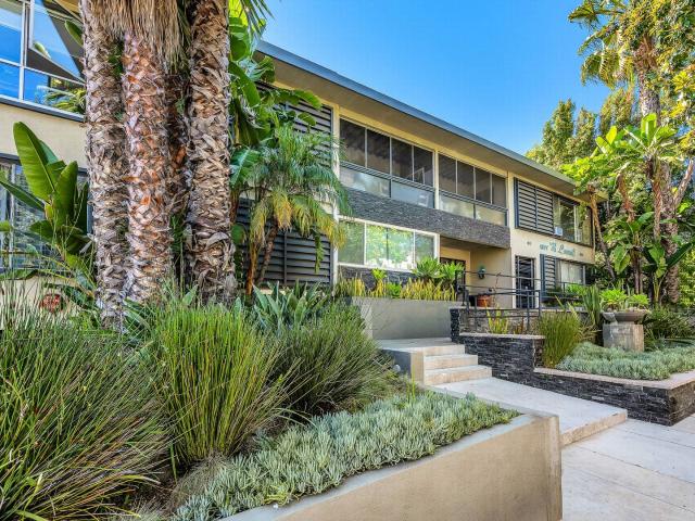 Stunning 2+2 in a mid century complex