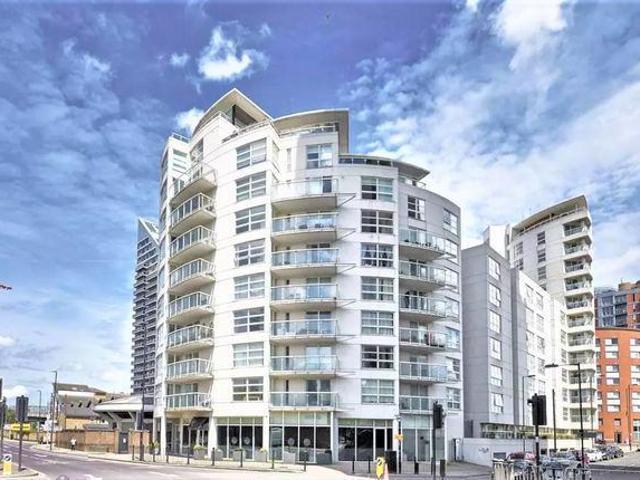 Stunning 2 bed/2 bath, Balcony, Parking, Docklands