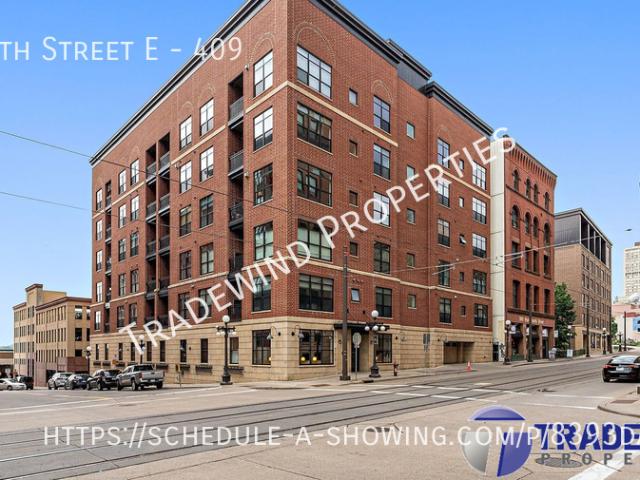 Stunning 2 bed, 2 bath corner unit