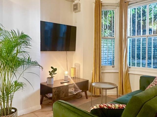 Stunning 2 Bed Flat with Patio in Chelsea