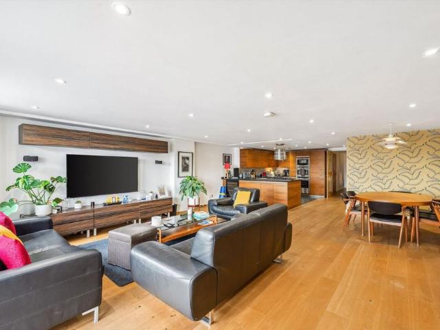 Stunning 2 bedroom apartment to rent in this popular block on Wapping Wall, E1W