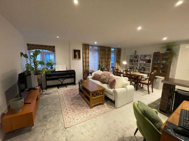 Stunning 2 Bedroom Flat in the Belvedere