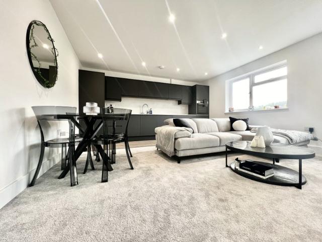 Stunning 2 Bedroom Maisonette CR8