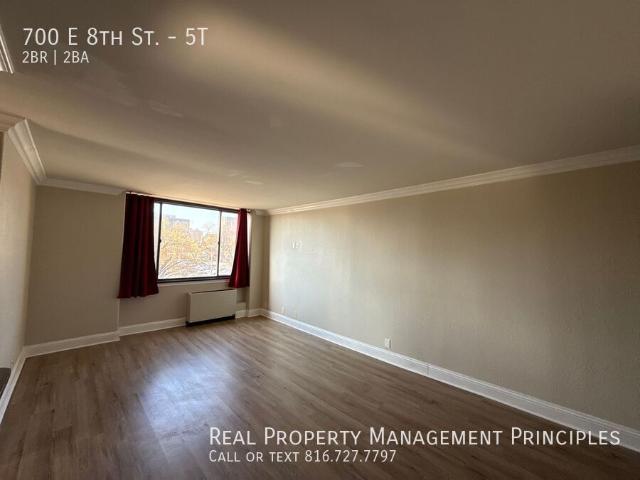 DON'T MISS THIS DEAL! Stunning 2 bedroom Condo at The Manhattan! Parking included! Deposit Free with Obligo!