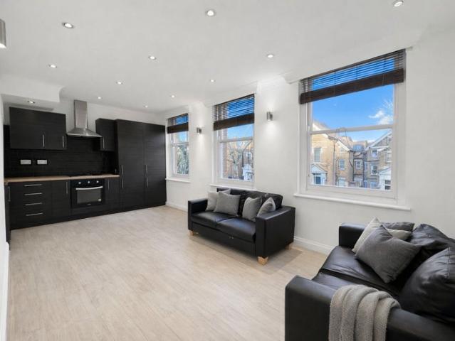Stunning 3 Bed Split Level Flat Utp