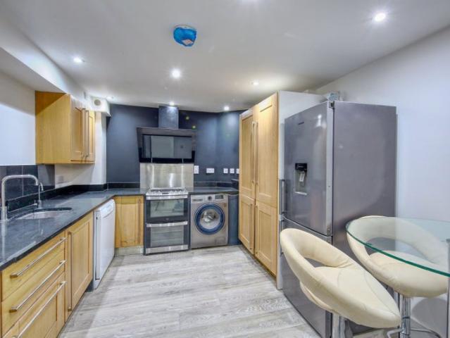 Stunning 3 bedroom Basmnet flat