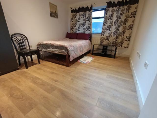 Stunning 3 Bedroom Flat with Private Balcony