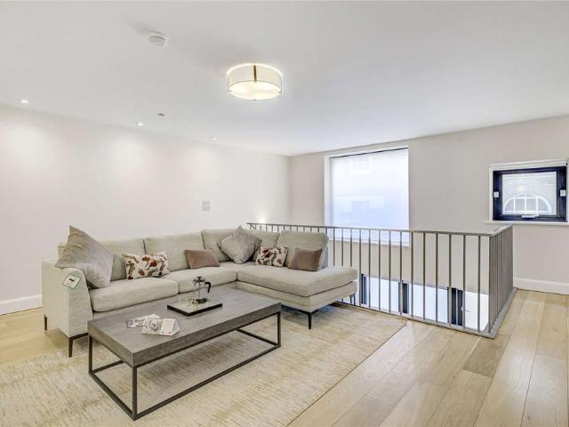 Stunning 3 bedroom mews house with Terrace and Garage in the Heart of Marylebone