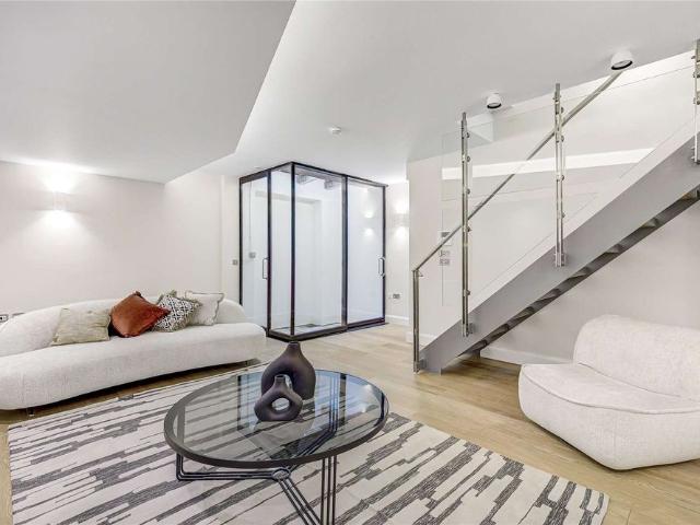Stunning 3 bedroom mews house with Terrace and Garage in the Heart of Marylebone