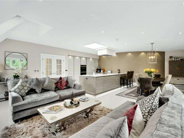 Stunning 3 Bedroom Penthouse Apartment in the Heart of Sunningdale