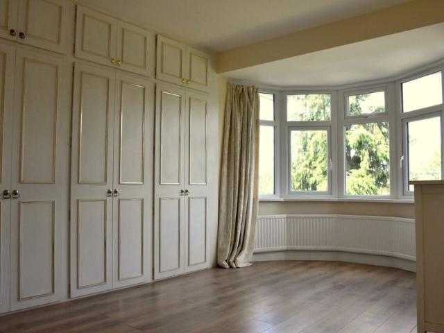 Stunning 3 Bedrooms & 2 Bathrooms Garden Flat with Garage – 5 Mins to Hanger Lane!