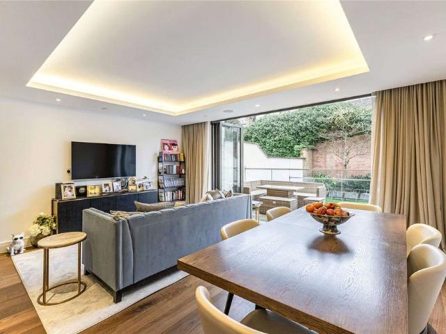 Stunning, three bedroom family townhouse superbly located in the heart of Fulham, a short walk from Fulham Broadway underground station and all local amenities