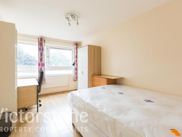 Stunning Three Bedroom Flat with Outdoor Terrace for Rent in Kings Cross