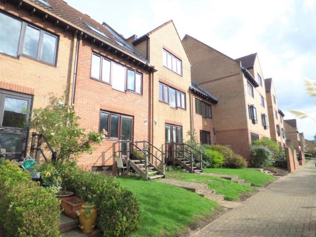 Stunning three bedroom house,2 bathrooms in E14