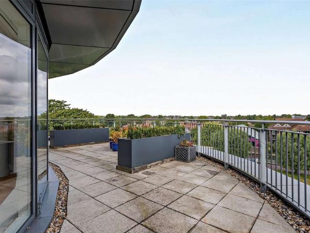 Stunning three bedroom penthouse apartment with large terrace and river views