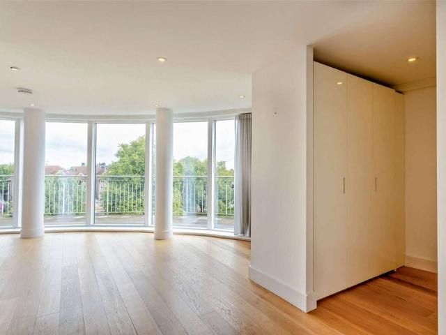 Stunning three bedroom penthouse apartment with large terrace and river views