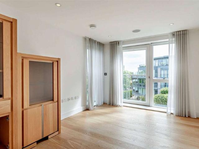Stunning three bedroom penthouse apartment with large terrace and river views