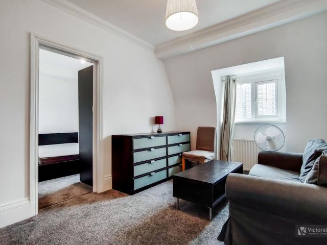 Stunning Top Floor Apartment with Spacious Living Room in Whitechapel, E1
