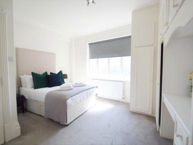 STUNNING TWO BED IN GORGEOUS REGENTS. 2 bed flat to rent £4,312 pcm £995 pw