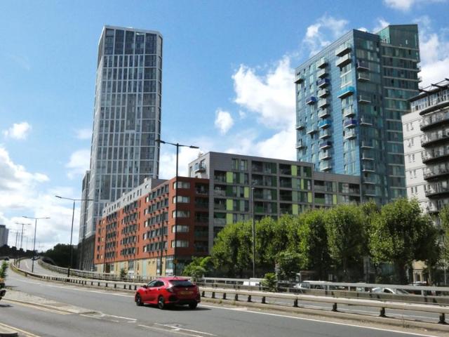 Stunning two bed two bath with bacony E15