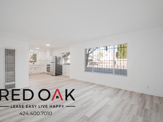 ~1 Month FREE~ Stunning Two Bedroom with Elegant Floors, Walk In Closet, and On Site Laundry ~ In Prime Long Beach! *Move In Special