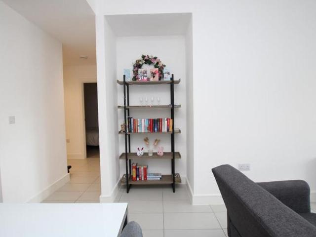 Stunning two bedroom apartment in central location. Furnished!