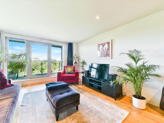 Stunning two bedroom apartment with a large balcony to rent in Islington, N1