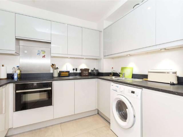 Stunning two bedroom apartment with a roof terrace in sought after Islington Square