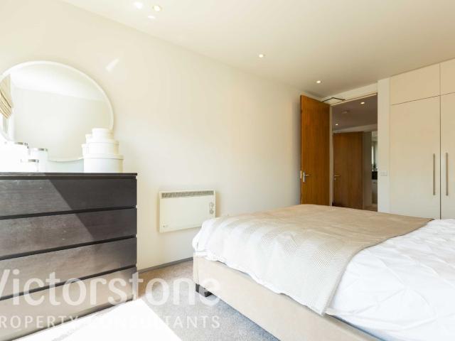 Stunning Two Bedroom Apartment with Private Balcony, Gym, and High Ceilings in Dingley Road, London