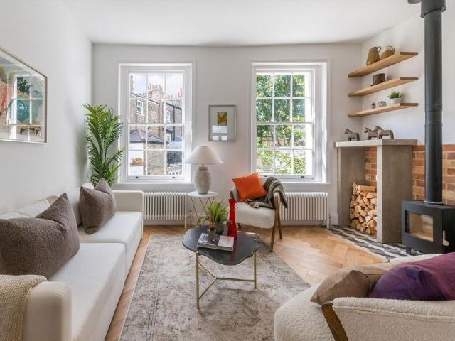 Stunning two bedroom maisonette recently refurbished on Shillingford Street, N1