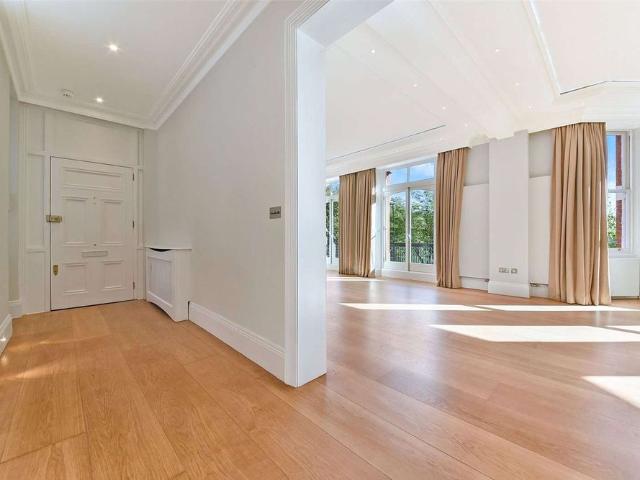 Stunning and spacious lateral flat overlooking Communal Gardens