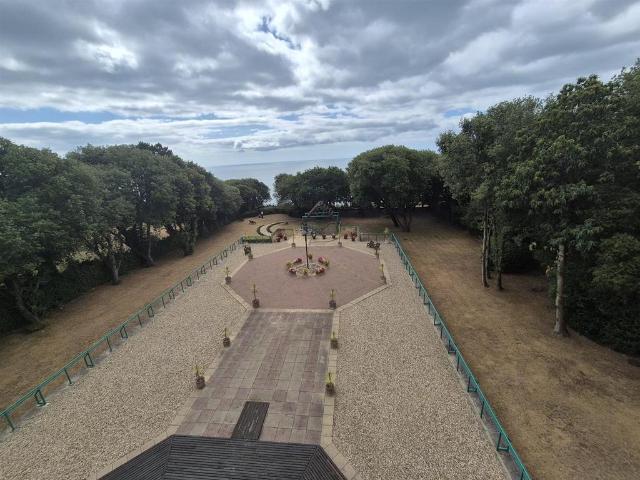 STUNNING BALCONY APARTMENT WITH SEA. 2 bed flat to rent £1,900 pcm £438 pw