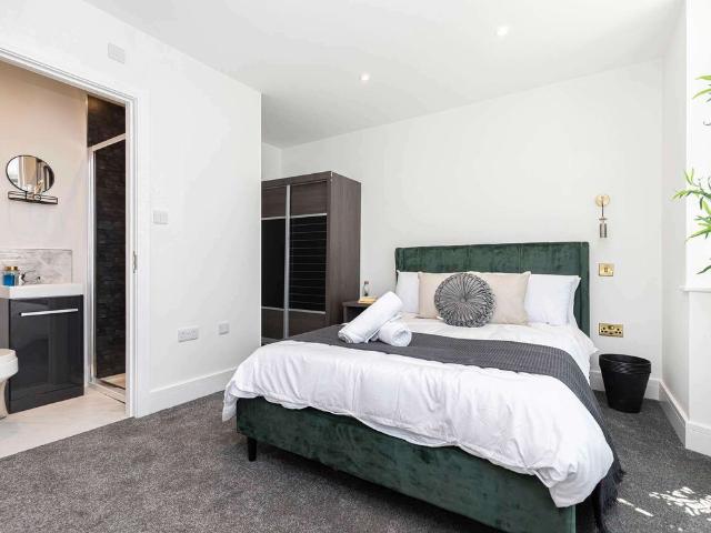 Stunning Double En Suite Rooms & Office Area Room 2