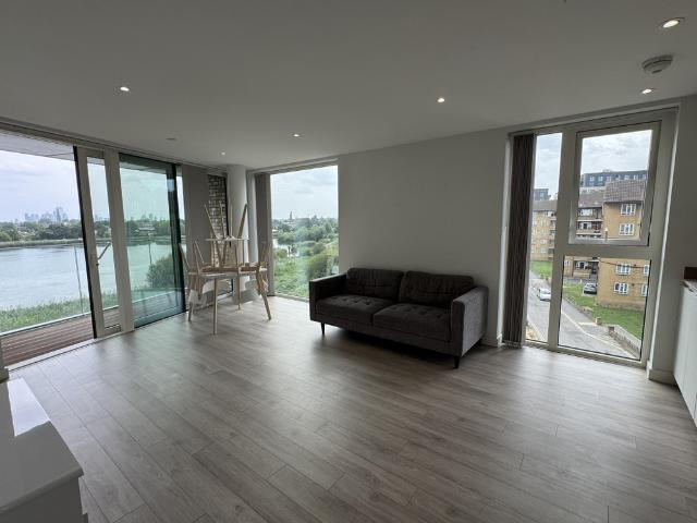 Stunning Dual Aspect 2Bed2Bath with Lake View Has an Apartment