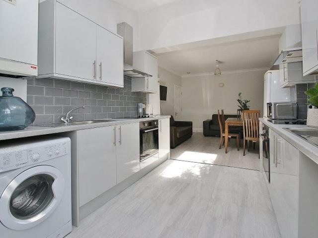Stunning Ensuite double bedroom near the Wormwood Scrubs park Has a Room