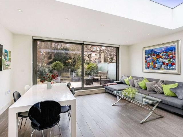 Stunning family house near the Hurlingham Club. Benefitting from excellent entertaining space and charming garden space