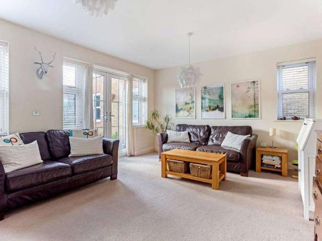 Stunning family house set in a gated cul de sac built by Shanly Homes. Wonderful south facing garden with sun terrace