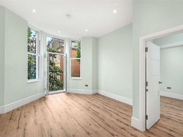 Stunning first floor one bedroom flat in a newly refurbished property 0.5 miles from Kensington Olympia