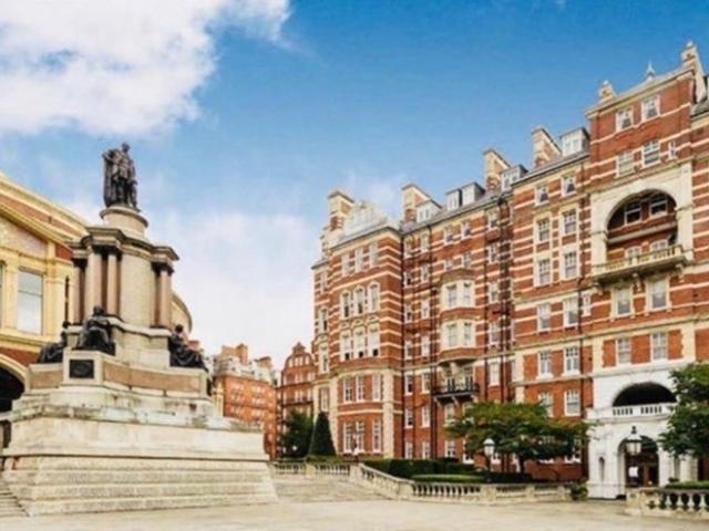 Stunning flat, South Ken. Ideal for students