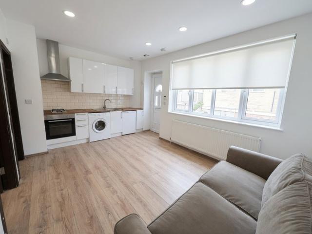 Stunning ground floor flat in Paxton Place SE27