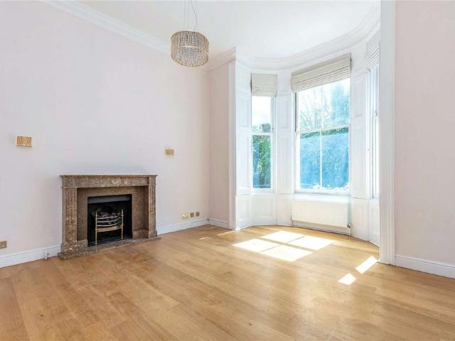 Stunning high ceiling raised ground floor flat with access to communal gardens