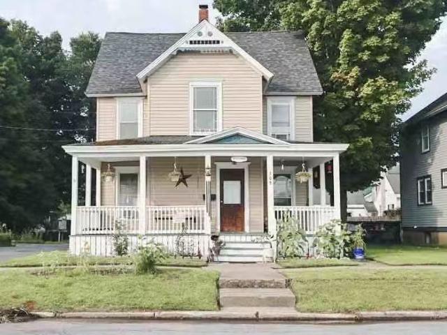 Stunning Large Victorian Home in Carthage! 308 N James St